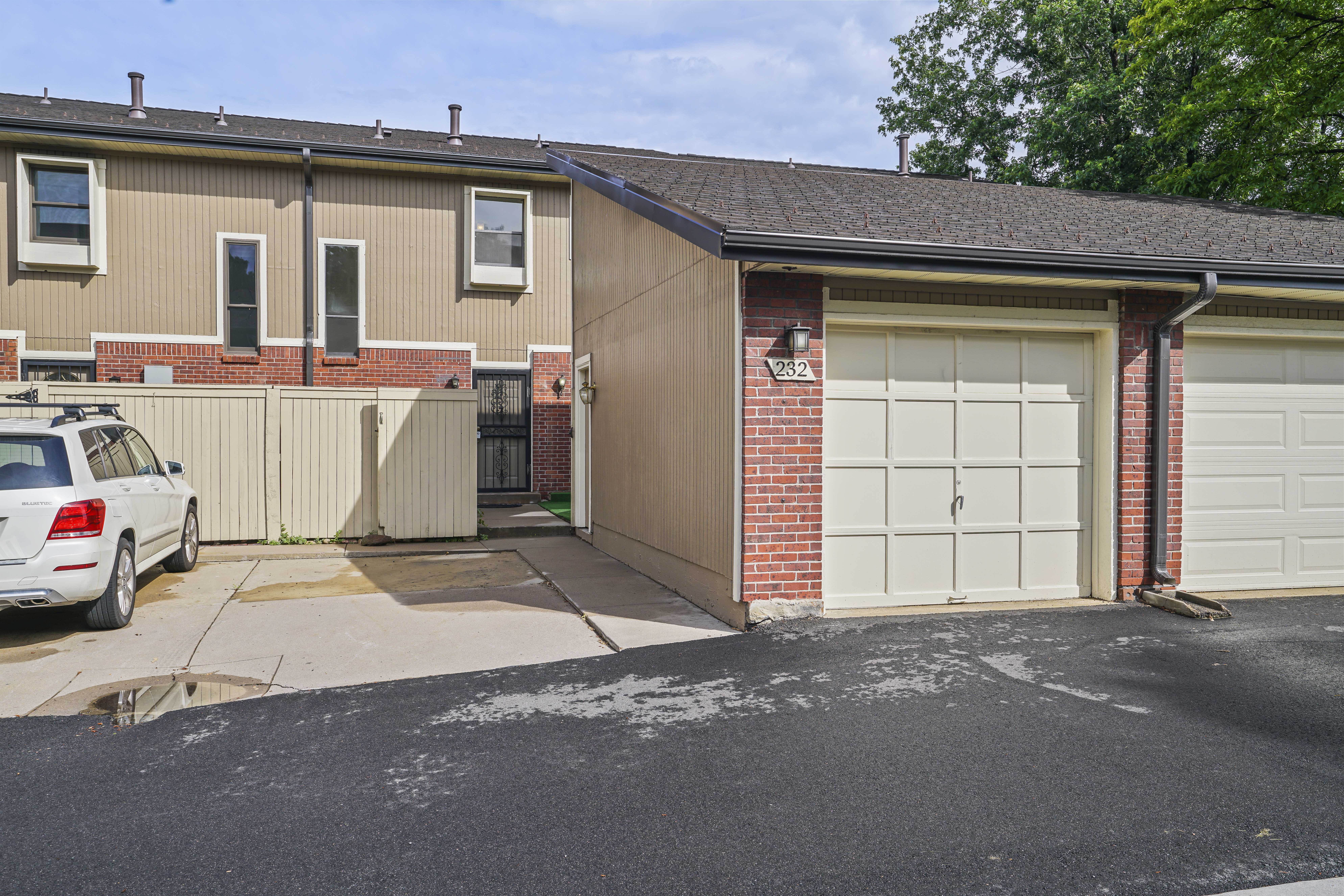 Amberwick Townhome with Finished Walk-Out Basement Just Listed by Kathy ...